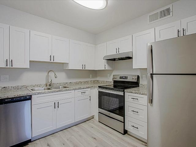2 BR, 1 BA Apartment 15417 N 29th St Unit 120, Phoenix, AZ 85032