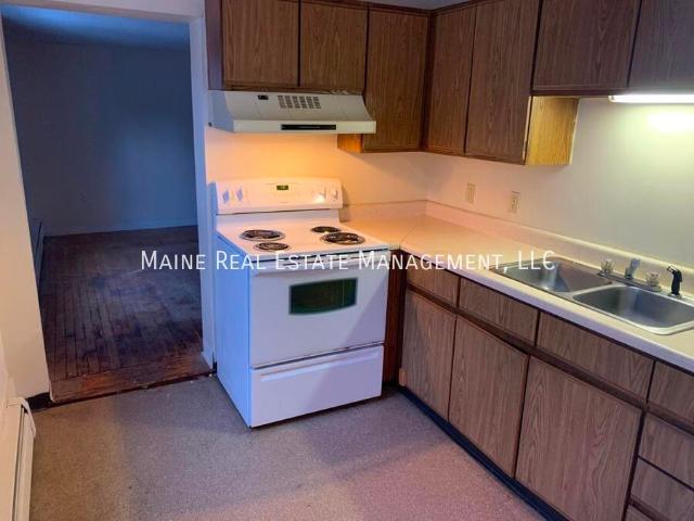 2 BR, 1 BA Apartment 15 Elm St, Bangor, ME 04401