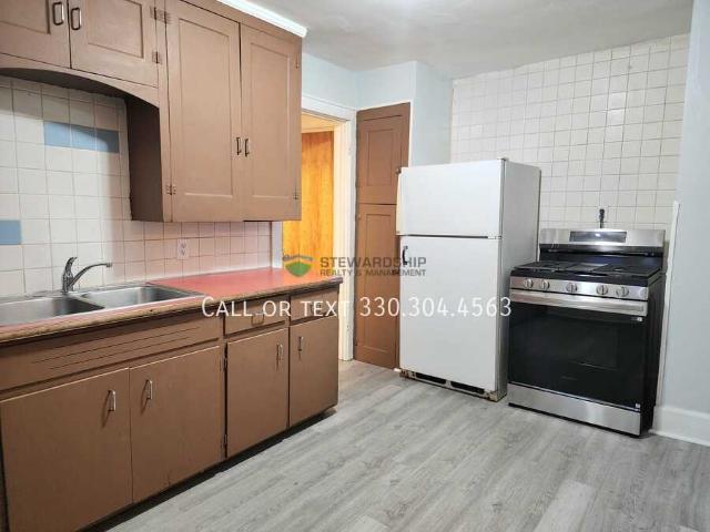 2 BR, 1 BA Apartment 1628 E Market St Akron, OH 44305