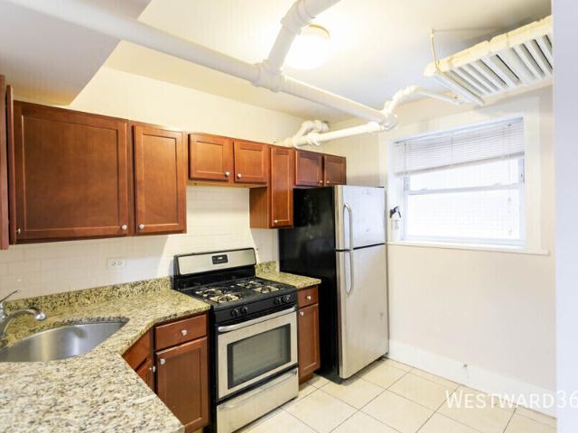 2 BR, 1 BA Apartment 1662 W Farwell G, Chicago, IL 60626