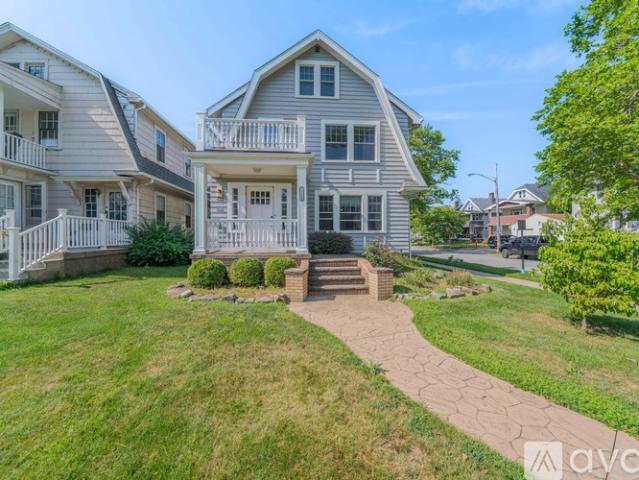 2 BR, 1 BA Apartment 16800 Delaware Ave, Unit 1, Lakewood, OH 44107