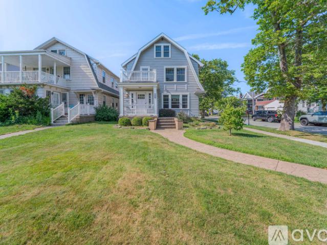 2 BR, 1 BA Apartment 16800 Delaware Ave, Unit 2, Lakewood, OH 44107