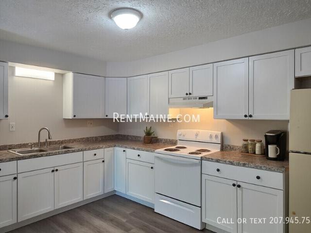 2 BR, 1 BA Apartment 16 Hillside Ln. Apt Lewiston, ME 04240