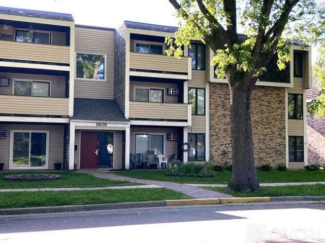 2 BR, 1 BA Apartment 1701 5th St SW, Unit 202, Willmar, MN 56201