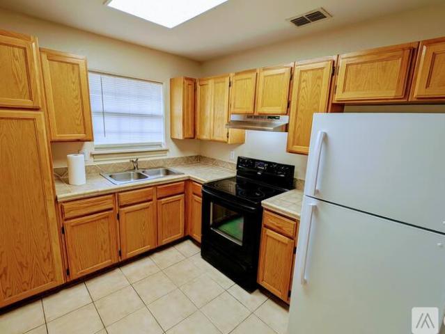 2 BR, 1 BA Apartment 1708 Chacon St, Unit 4, Laredo, TX 78043