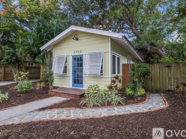 2 BR, 1 BA Apartment 1712 Siesta Dr, Sarasota, FL 34239