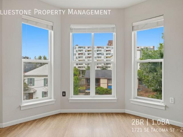 2 BR, 1 BA Apartment 1721 SE Tacoma St, Portland, OR 97202