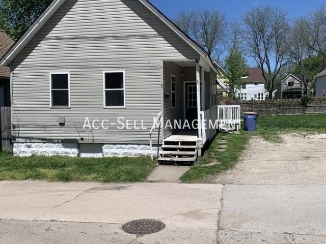 2 BR, 1 BA Apartment 17 Mathews Ct NE, Grand Rapids, MI 49505