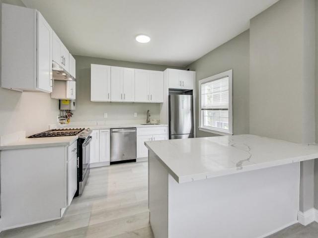2 BR, 1 BA Apartment 1824 Linden Street, Oakland, CA 94607