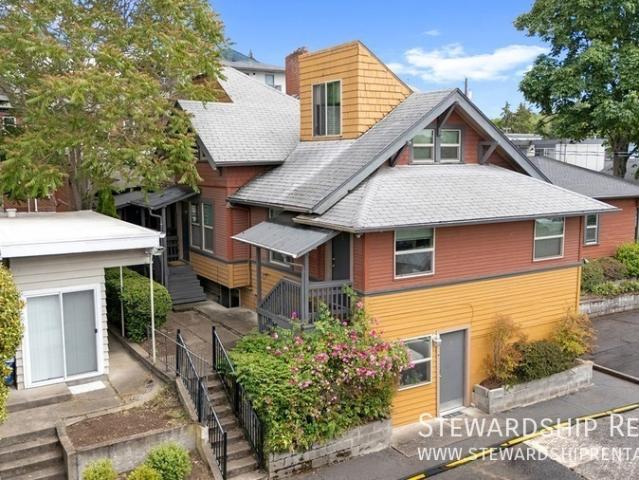 2 BR, 1 BA Apartment 1831 Kincaid Street, Eugene, OR 97403