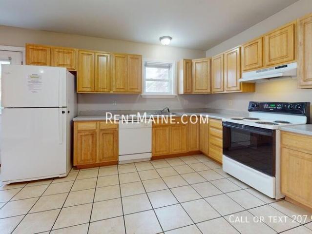2 BR, 1 BA Apartment 1833 Hammond St, Hermon, ME 04401