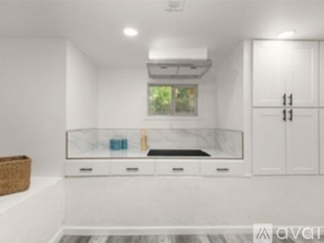 2 BR, 1 BA Apartment 18808 SE 109th St, Issaquah, WA 98027