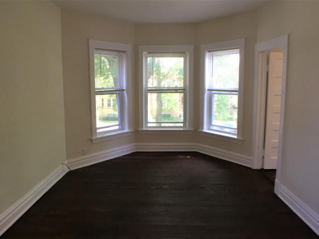 2 BR, 1 BA Apartment 1906 W. Waveland Avenue, Chicago, IL 60613