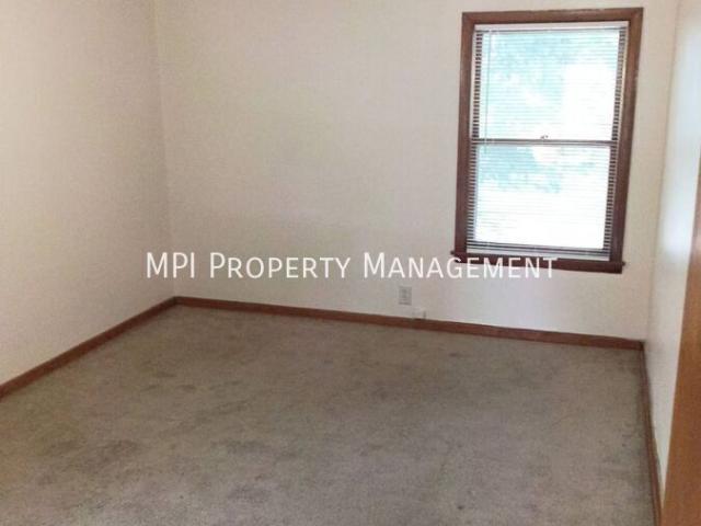 2 BR, 1 BA Apartment 1933 39 E Oklahoma Ave, Milwaukee, WI 53207
