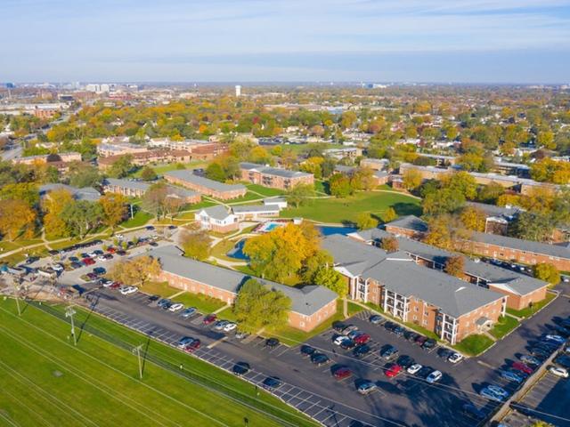 2 BR, 1 BA Apartment 1958 W Algonquin Rd Unit 10B, Mount Prospect, IL 60056