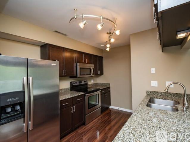2 BR, 1 BA Apartment 1000 Oakcrest St, Unit 210, Iowa City, IA 52246