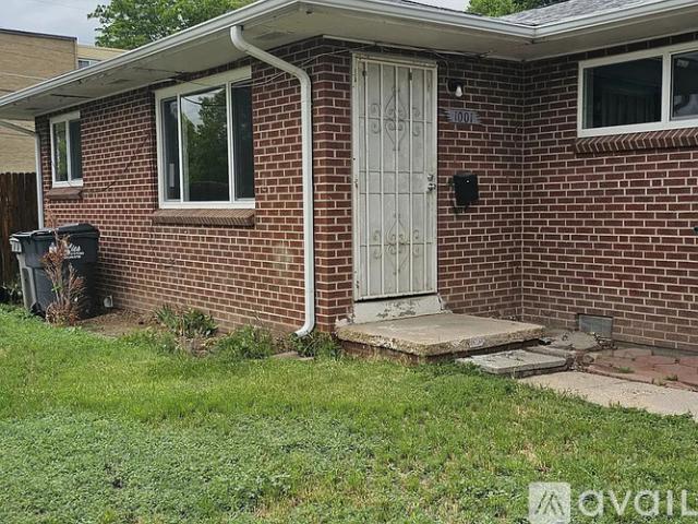 2 BR, 1 BA Apartment 1001 Emporia St, Aurora, CO 80010