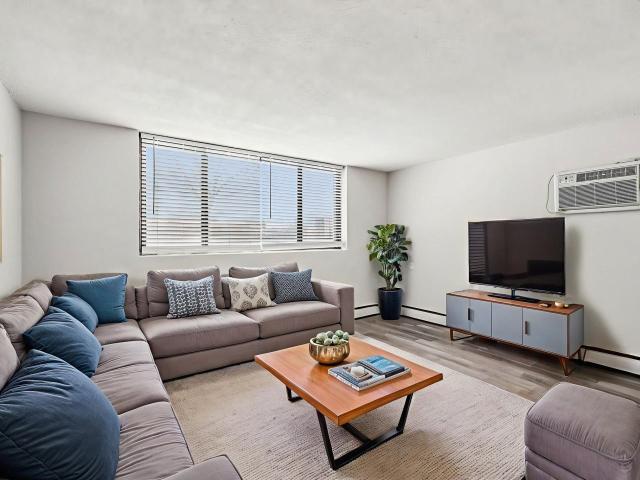 2 BR, 1 BA Apartment 1005 15th Ave SE Unit 1409_006, Minneapolis, MN 55414