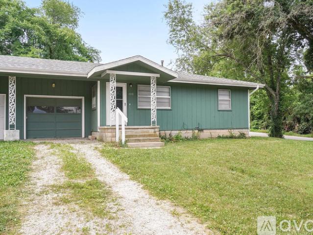 2 BR, 1 BA Apartment 1010 W Lakewood St, Ozark, MO 65721