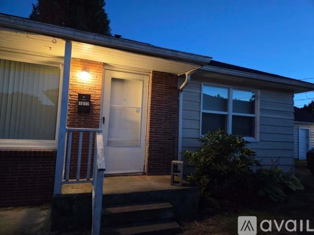 2 BR, 1 BA Apartment 1017 17th Avenue, Longview, WA 98632