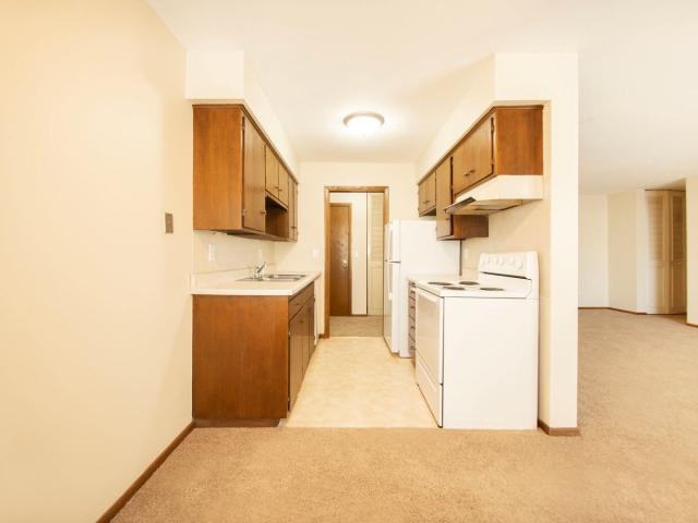 2 BR, 1 BA Apartment 101 Glenbrook Road North Unit 09, Wayzata, MN 55391