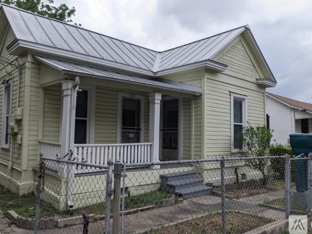 2 BR, 1 BA Apartment 1020 West Poplar Street, San Antonio, TX 78212