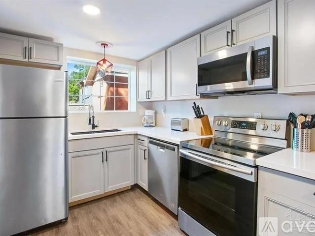 2 BR, 1 BA Apartment 107 North D Street, Unit A, Pensacola, FL 32502