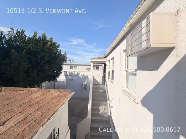 2 BR, 1 BA Apartment 10516 1/2 S. Vermont Ave Los Angeles, CA 90044