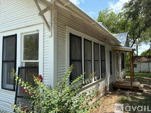 2 BR, 1 BA Apartment 106 Lay St, Hallettsville, TX 77964