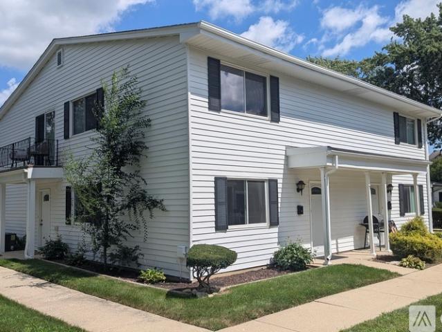 2 BR, 1 BA Apartment 10 S 442 Echo Ln, Unit 3, Willowbrook, IL 60527