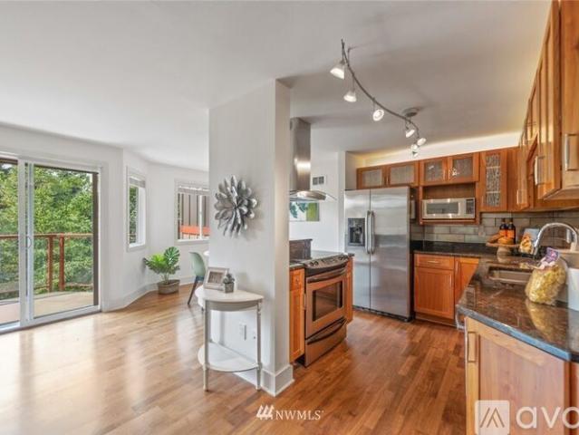 2 BR, 1 BA Apartment 11058 Northeast 33rd Place, Unit D6, Bellevue, WA 98004