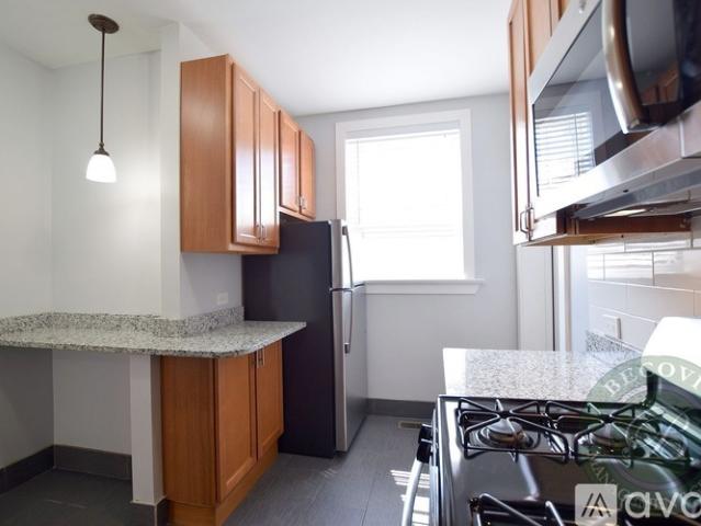 2 BR, 1 BA Apartment 1110 W Glenlake Ave, Unit 1st floor, Chicago, IL 60660