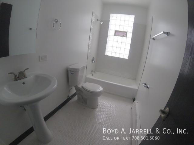 2 BR, 1 BA Apartment 111 E 57th St, Chicago, IL 60637