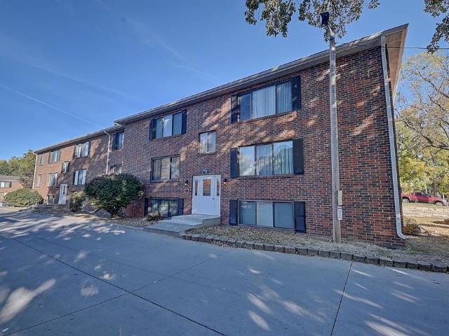 2 BR, 1 BA Apartment 1215 Oakland Rd NE, Cedar Rapids, IA 52402
