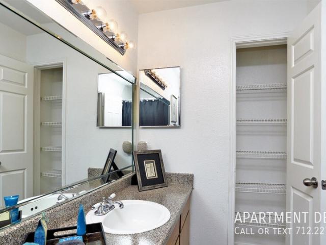 2 BR, 1 BA Apartment 121 Creekbend DrÂ, Houston, TX 77071