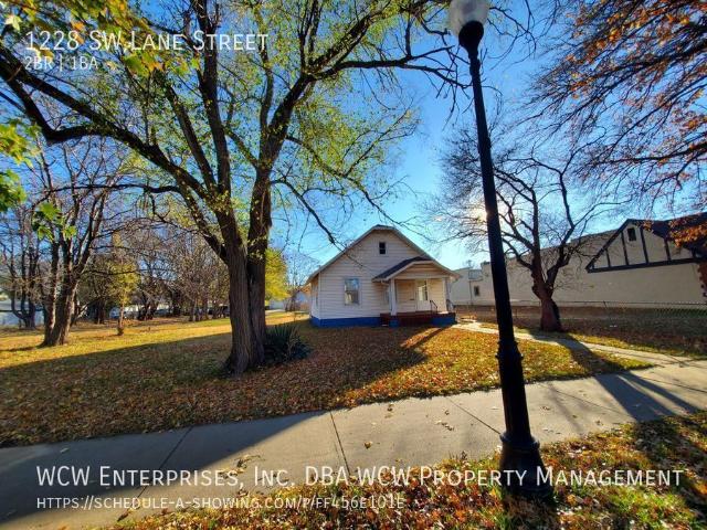 2 BR, 1 BA Apartment 1228 SW Lane Street, Topeka, KS 66604