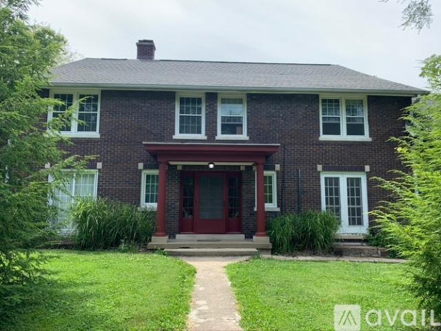 2 BR, 1 BA Apartment 124 Northwood Boulevard, Unit 2 M level Available, Greencastle, IN 46135