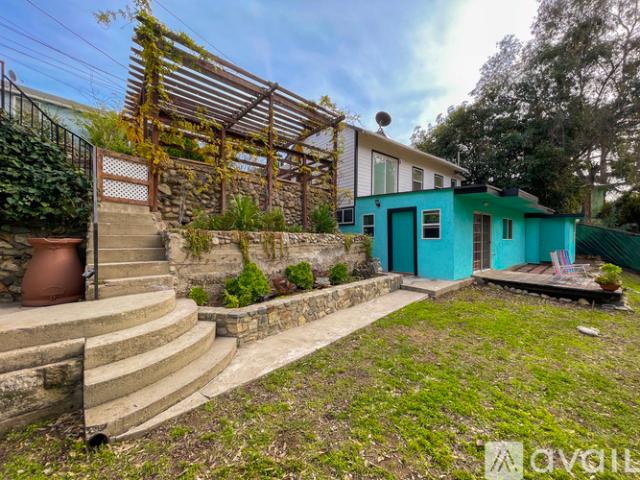 2 BR, 1 BA Apartment 126 Hackett Place, Unit 1/2, Los Angeles, CA 90042