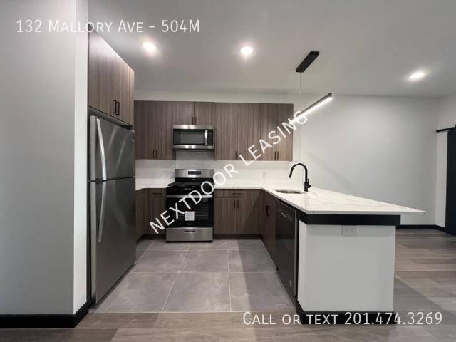 2 BR, 1 BA Apartment 132 Mallory Ave, Jersey City, NJ 07307