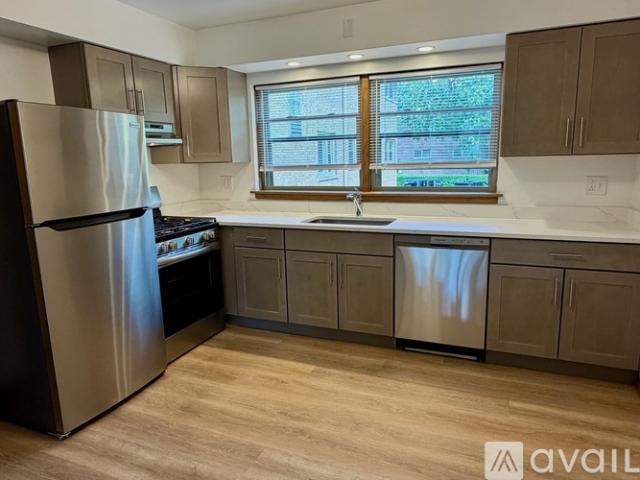2 BR, 1 BA Apartment 1334 Woodview Lane, Unit 2E, Glenview, IL 60025