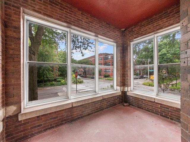 2 BR, 1 BA Apartment 1353 West Catalpa, Chicago, IL 60640