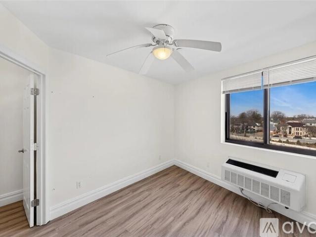 2 BR, 1 BA Apartment 135 46 Grand Central Parkway, Unit 4A, Queens County, NY 11435