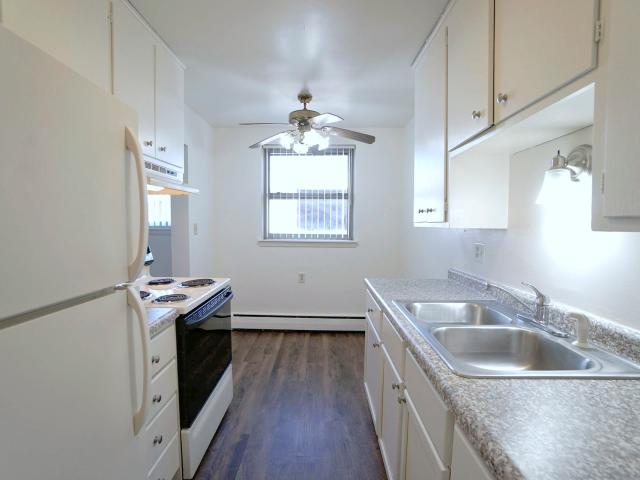 2 BR, 1 BA Apartment 1376 Conway avenue Unit 1361_016, Saint Paul, MN 55106