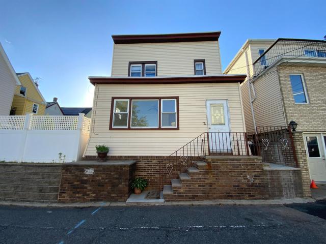 2 BR, 1 BA Apartment 1 Chase Ct, Bayonne, NJ 07002