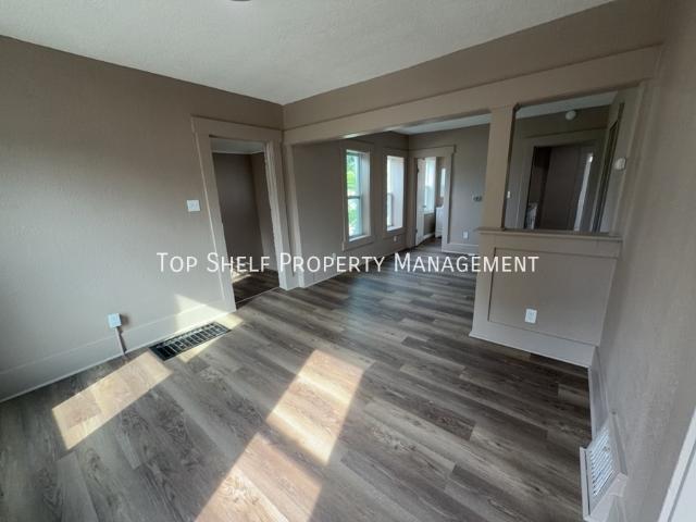 2 BR, 1 BA Apartment 243 E 24th St, Des Moines, IA 50317