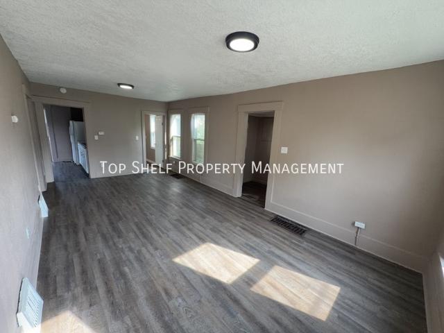 2 BR, 1 BA Apartment 241 E 24th St, Des Moines, IA 50317