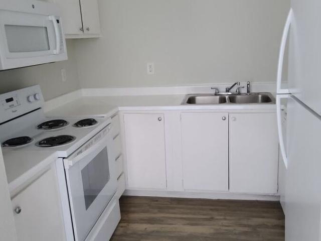 2 BR, 1 BA Apartment 2424 E. Grandview Rd, Phoenix, AZ 85032