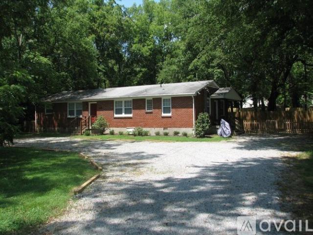 2 BR, 1 BA Apartment 2425 Chapel Avenue, Unit B, Nashville, TN 37206
