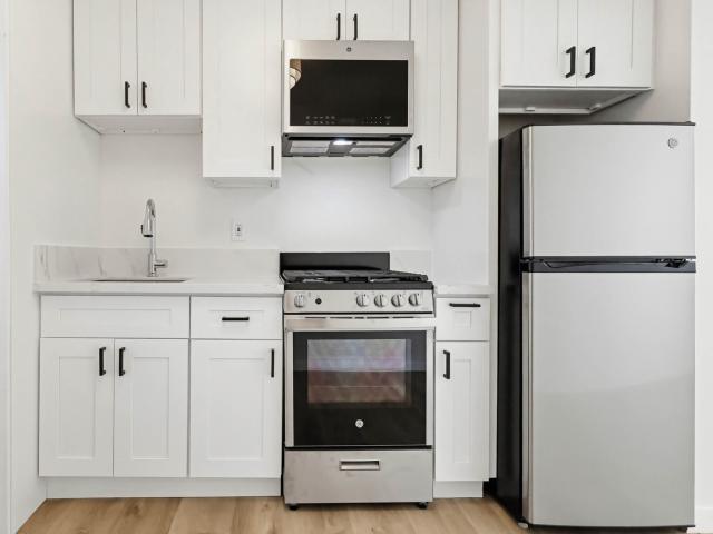 2 BR, 1 BA Apartment 2431 S Ridgeley Dr, Los Angeles, CA 90016