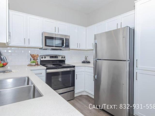 2 BR, 1 BA Apartment 2707 Dunvale Rd, Houston, TX 77063